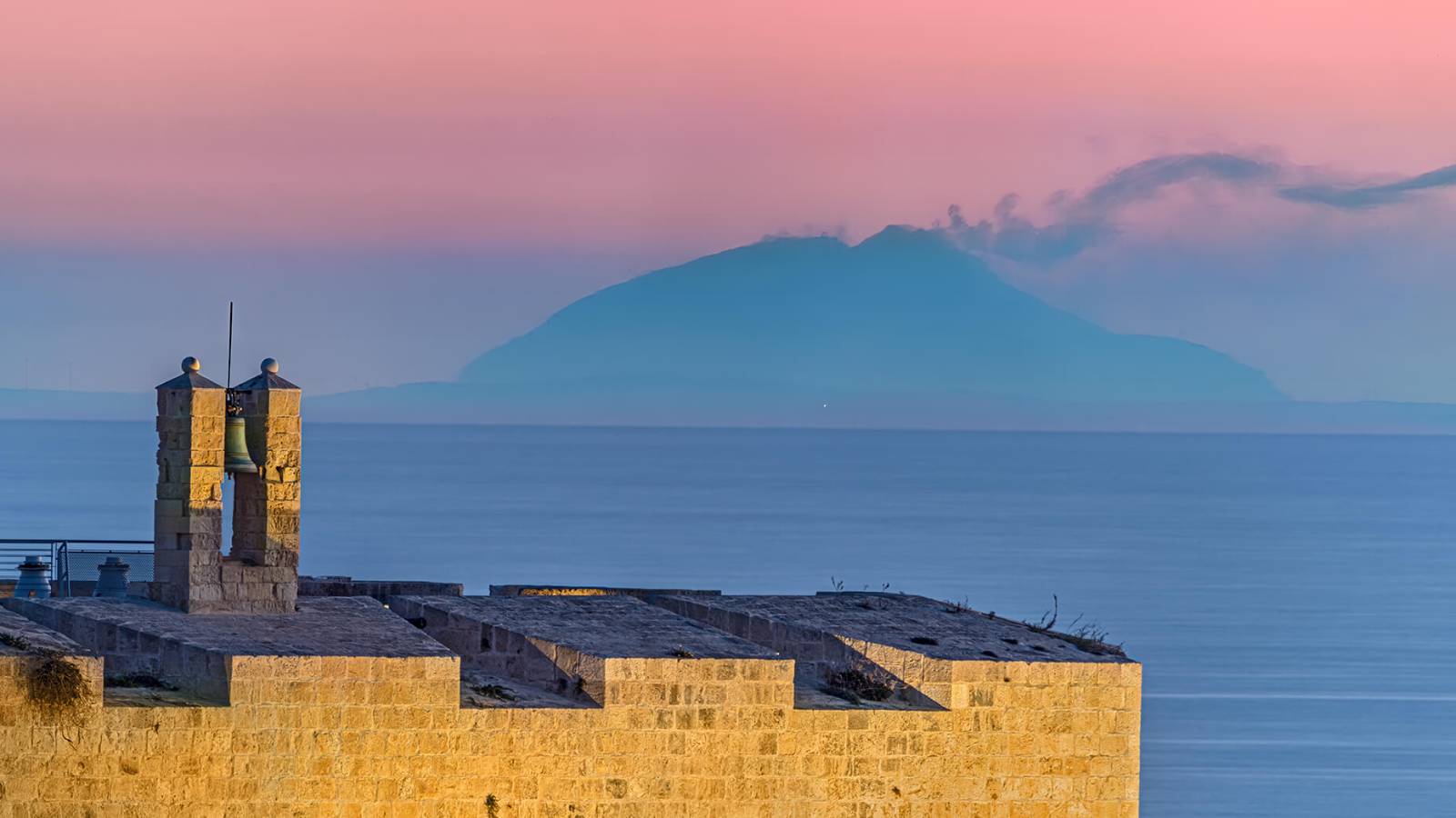 Stunning! Maltese photographer Daniel Cilia captures Mount Etna from ...