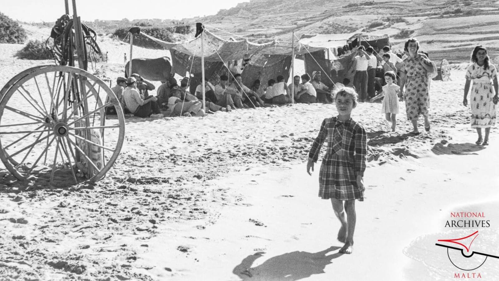 Days of old! Charming photo shows the joy of a beach day at Ramla l ...